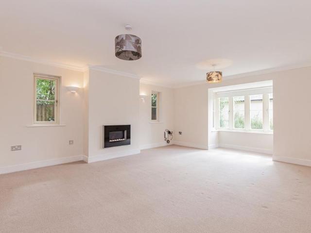 5 bedroom detached house to rent