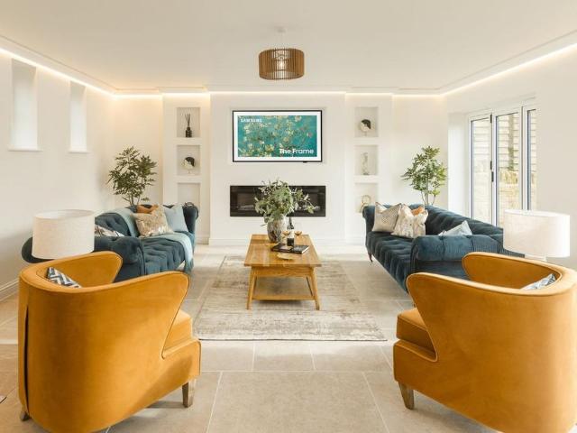 5 bedroom detached house to rent
