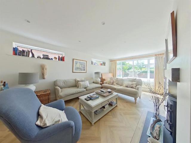 5 bedroom detached house to rent
