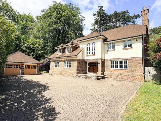 5 bedroom detached house to rent