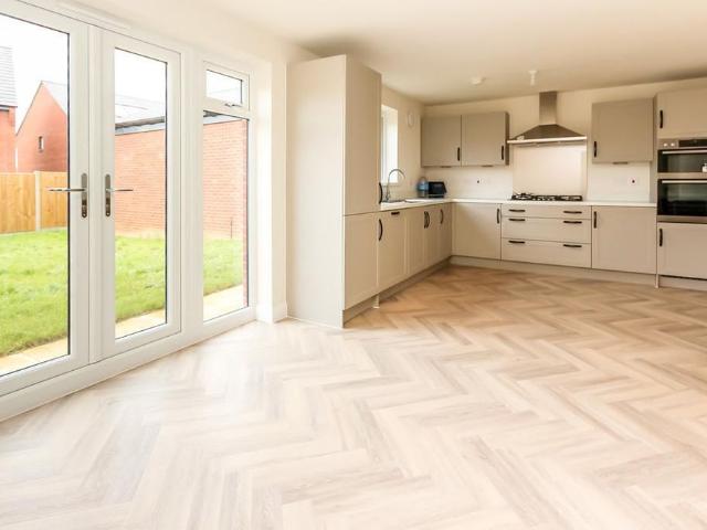 5 bedroom detached house to rent
