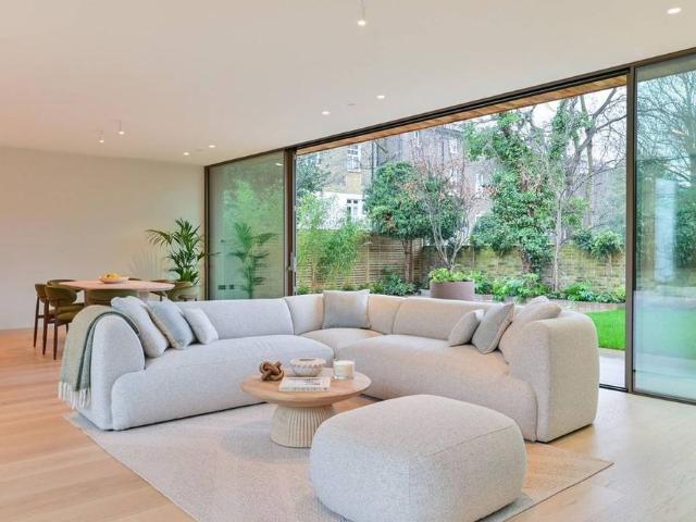 5 bedroom detached house to rent