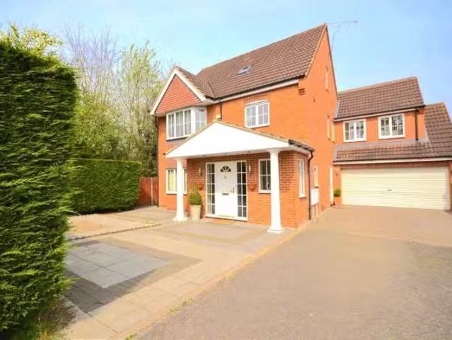 5 bedroom Detached House to rent, Wheatley Drive, Watford, WD2.