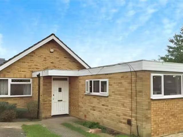 5 bedroom Detached House to rent, Falaise, Egham, TW20 £3,200.