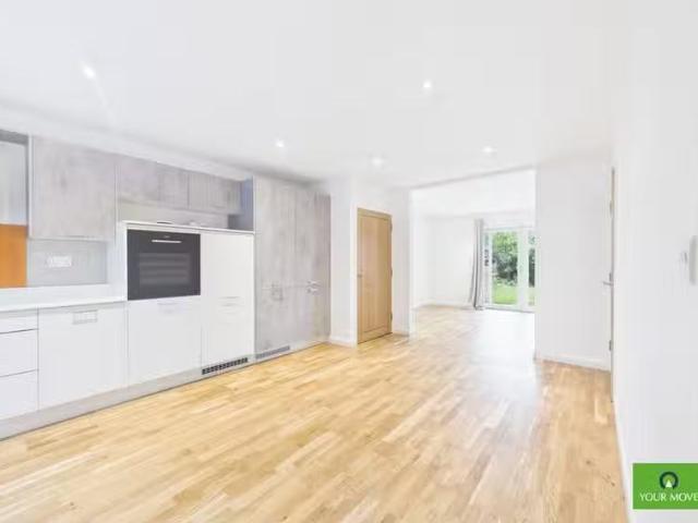 5 bedroom Detached House to rent, Grover Gardens, Romford, RM5.