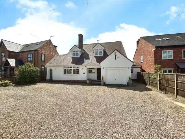 5 bedroom Detached House to rent, Hillsborough Road, Glen Parv.