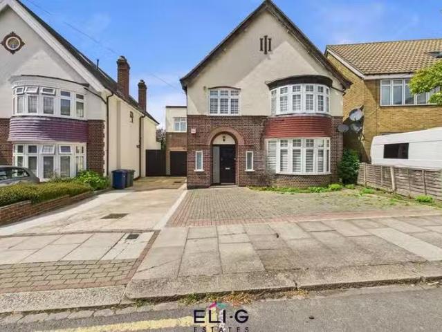 5 bedroom detached house to rent in Highfield Gardens, NW11