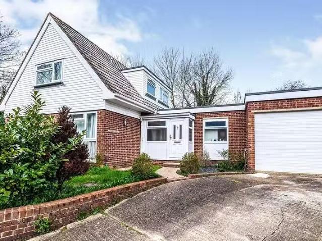 5 bedroom Detached House to rent, Malt Hill, Egham, TW20 £3,5.