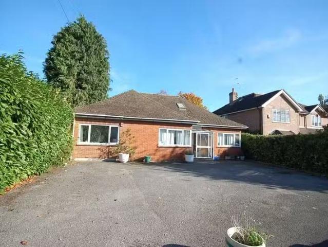 5 bedroom Detached House to rent, Simons Walk, Englefield Gree.