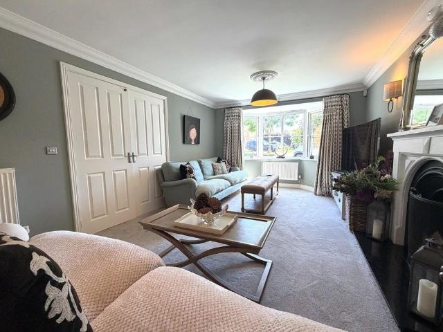 5 bedroom detached to let