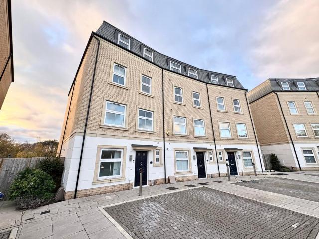 5 BEDROOM End of Terrace House