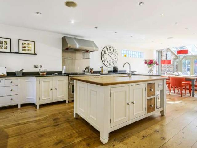 5 Bedroom End Of Terrace House