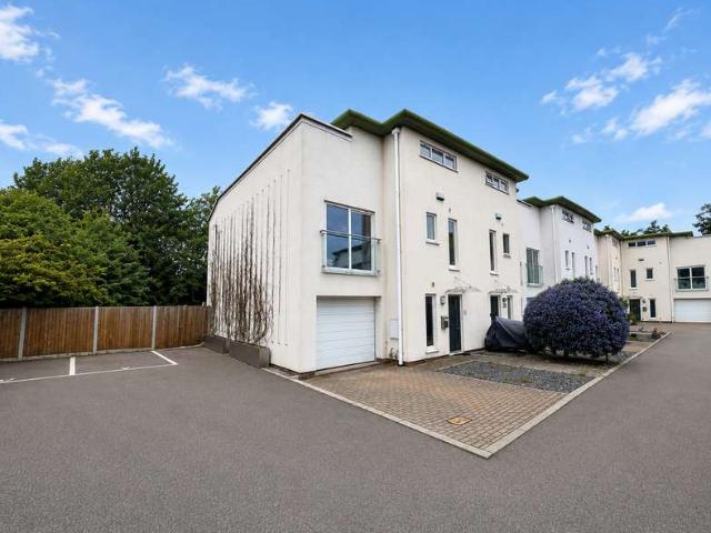 5 Bedroom End Of Terrace House