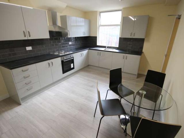 6 Bedroom End Of Terrace House