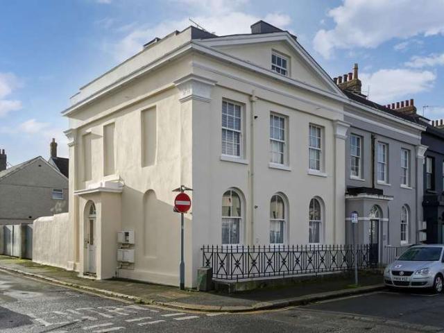 5 Bedroom End Of Terrace House