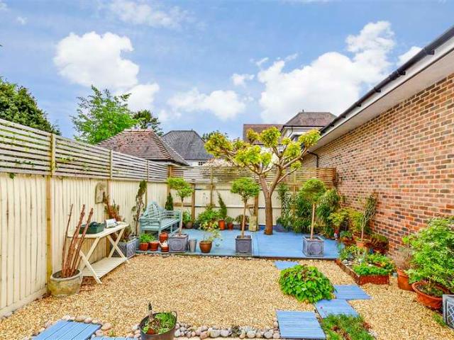 5 Bedroom End Of Terrace House