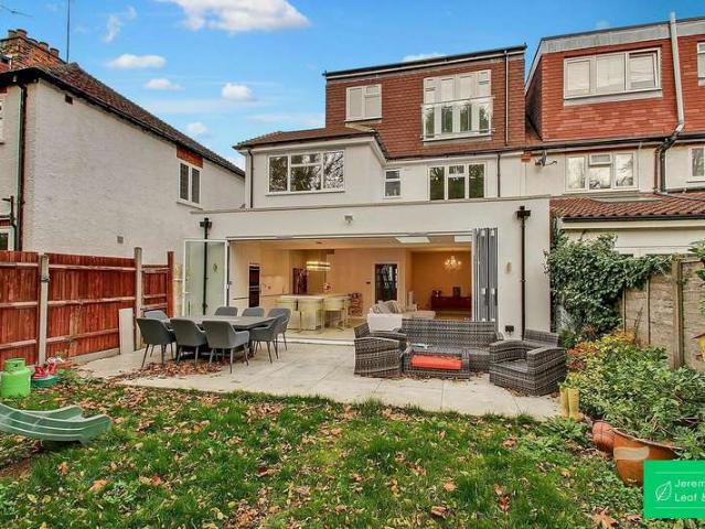 5 Bedroom End Of Terrace House