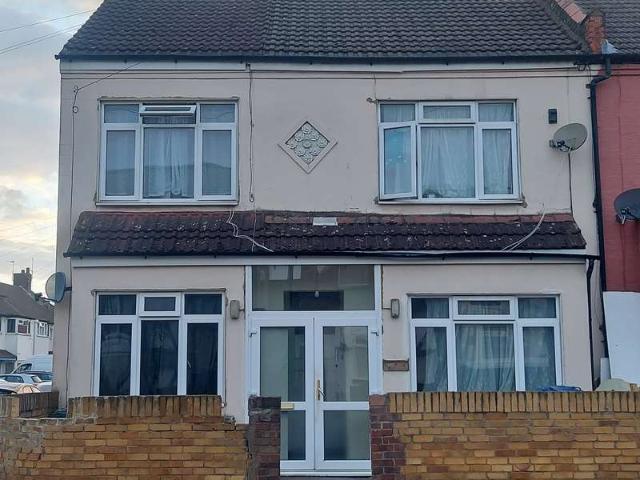 5 Bedroom End Of Terrace House
