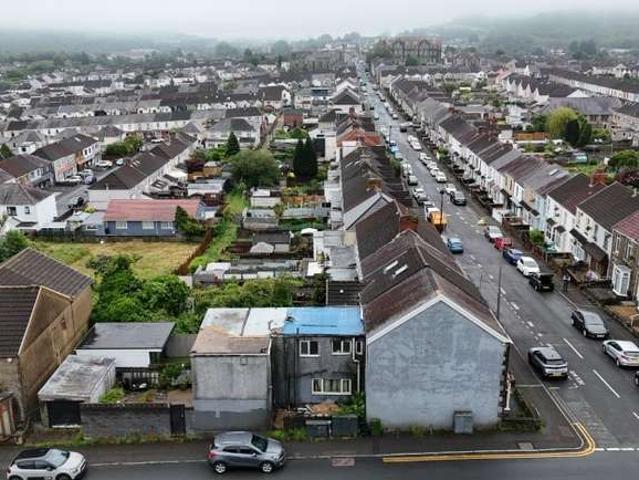 5 Bedroom End Of Terrace House