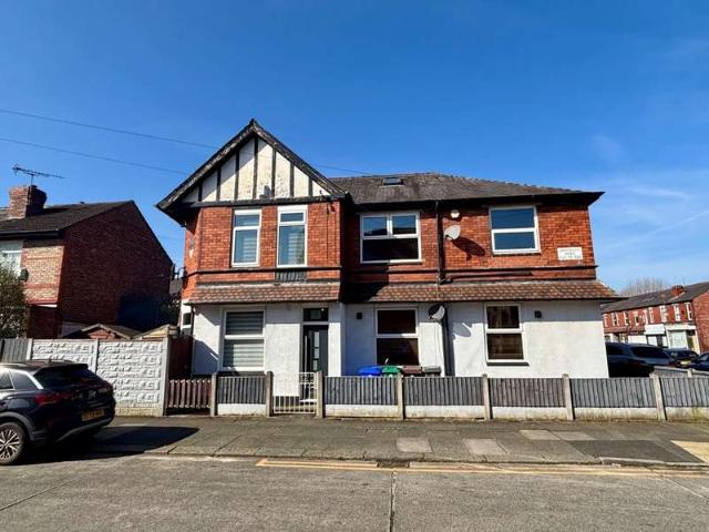5 Bedroom End Of Terrace House