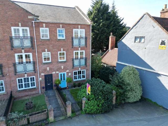 5 Bedroom End Of Terrace House