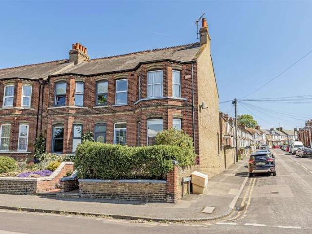 4 Bedroom End Of Terrace House