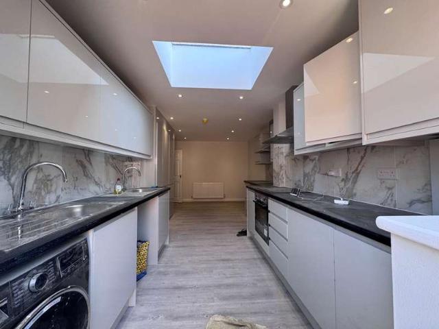 5 Bedroom End Of Terrace House