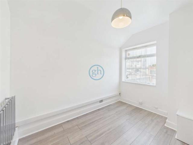 5 Bedroom End Of Terrace House