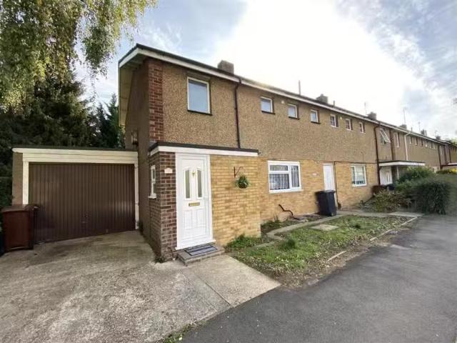 5 bedroom end of terrace house for rent in Cheviots, Hatfield.