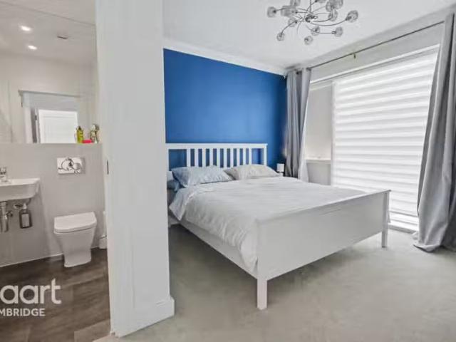 5 bedroom end of terrace house for rent in Brook End Close, CA.