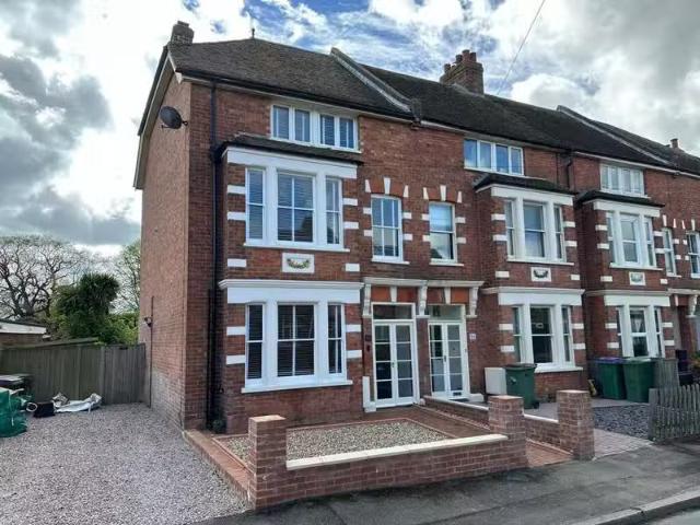 5 bedroom end of terrace house for rent in Earlsfield Road, Hy.