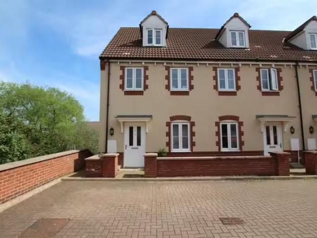 5 bedroom end of terrace house for rent in Foxglove Close St.