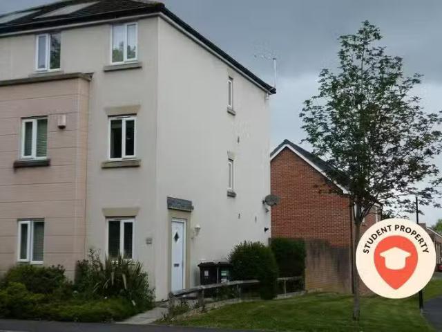 5 bedroom end of terrace house for rent in Long Down Avenue, B.