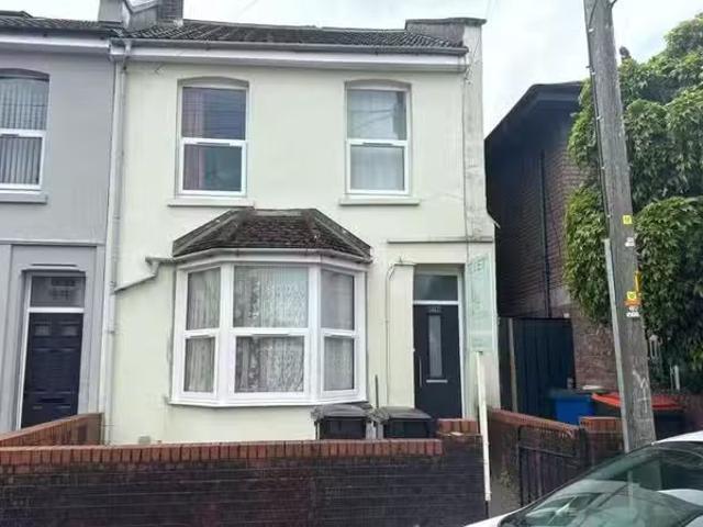 5 bedroom end of terrace house for rent in St. Johns Road, Bed.