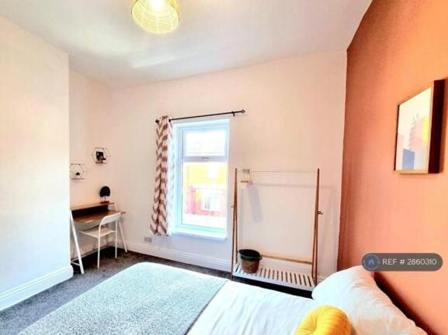 5 bedroom end of terrace house for rent in Preston Road, Manchester, M19
