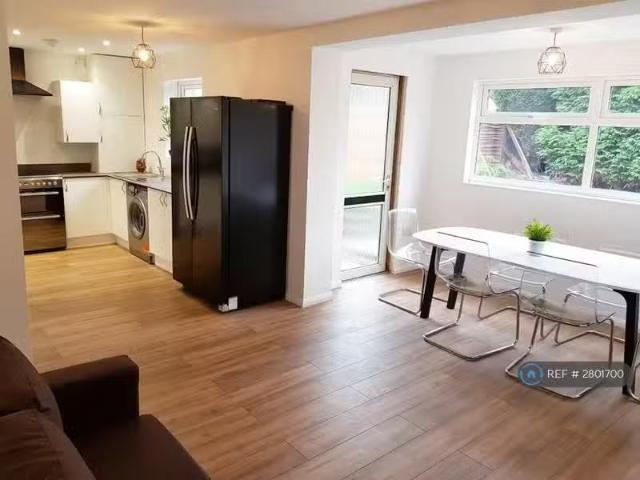 5 bedroom end of terrace house for rent in Tilling Road, Brist.