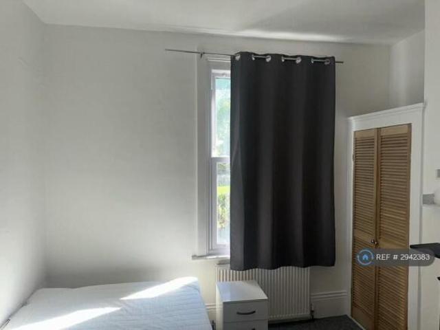 5 bedroom end of terrace house for rent in Trafalgar Avenue, London, SE15