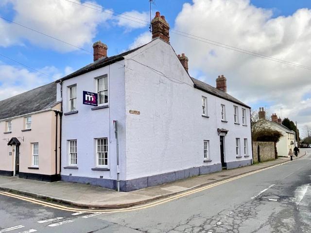 5 bedroom end of terrace house for sale