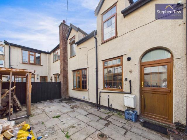 5 bedroom end of terrace house for sale