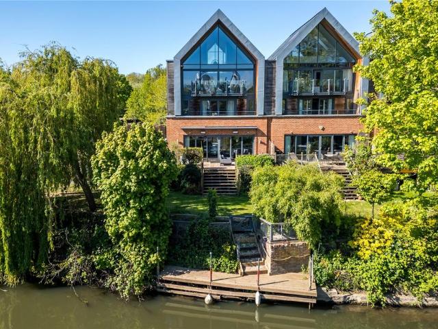 5 bedroom end of terrace house for sale