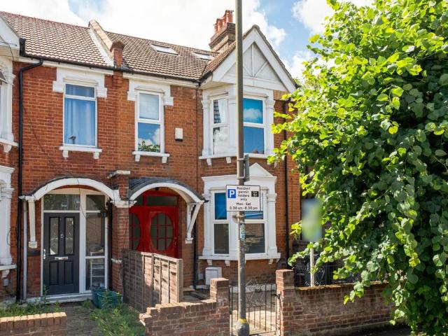 5 bedroom end of terrace house for sale