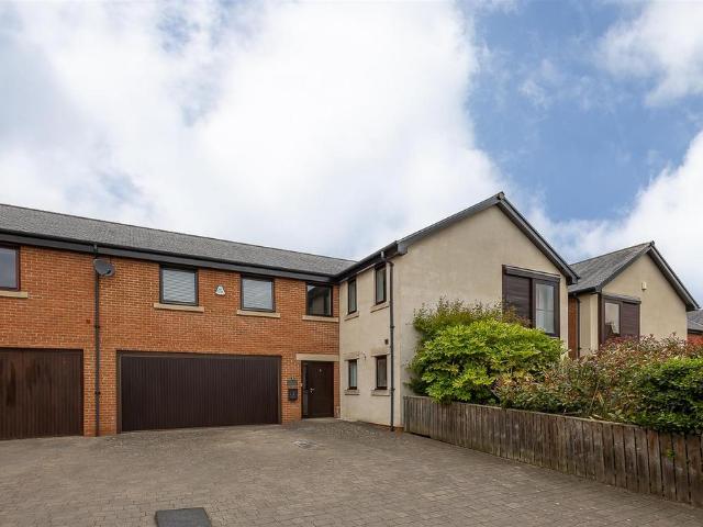 5 bedroom end of terrace house for sale