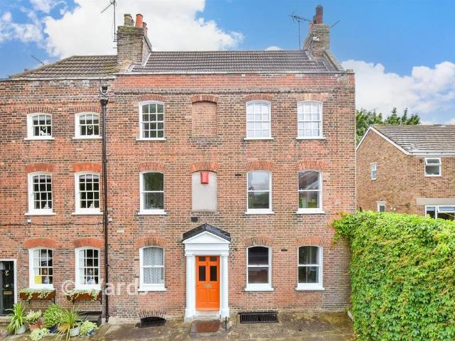 5 bedroom end of terrace house for sale