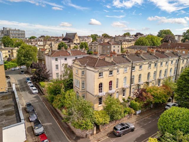 5 bedroom end of terrace house for sale
