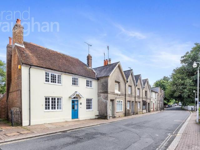 5 bedroom end of terrace house for sale