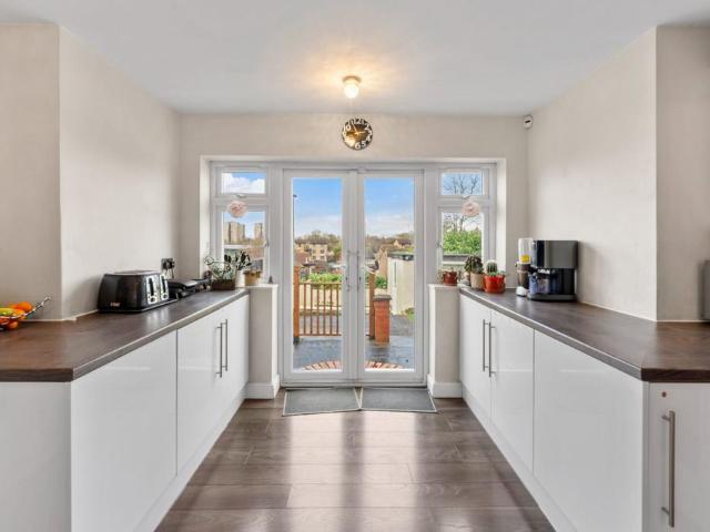 5 bedroom end of terrace house for sale