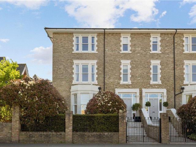 5 bedroom end of terrace house for sale