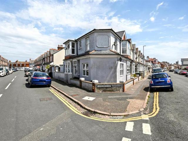 5 bedroom end of terrace house for sale