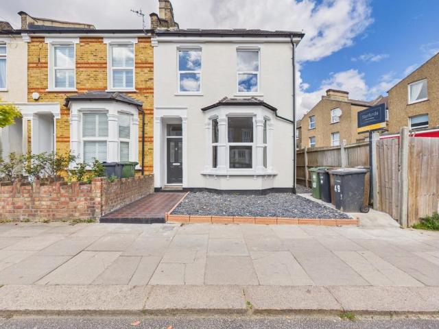 5 bedroom end of terrace house for sale