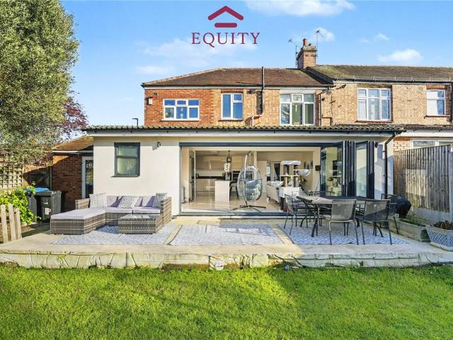 5 bedroom end of terrace house for sale